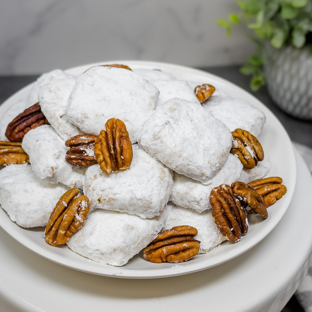 Pecan Meltaway Gourmet Cookie Tin, 2lbs – Little Dutch Boy Bakery